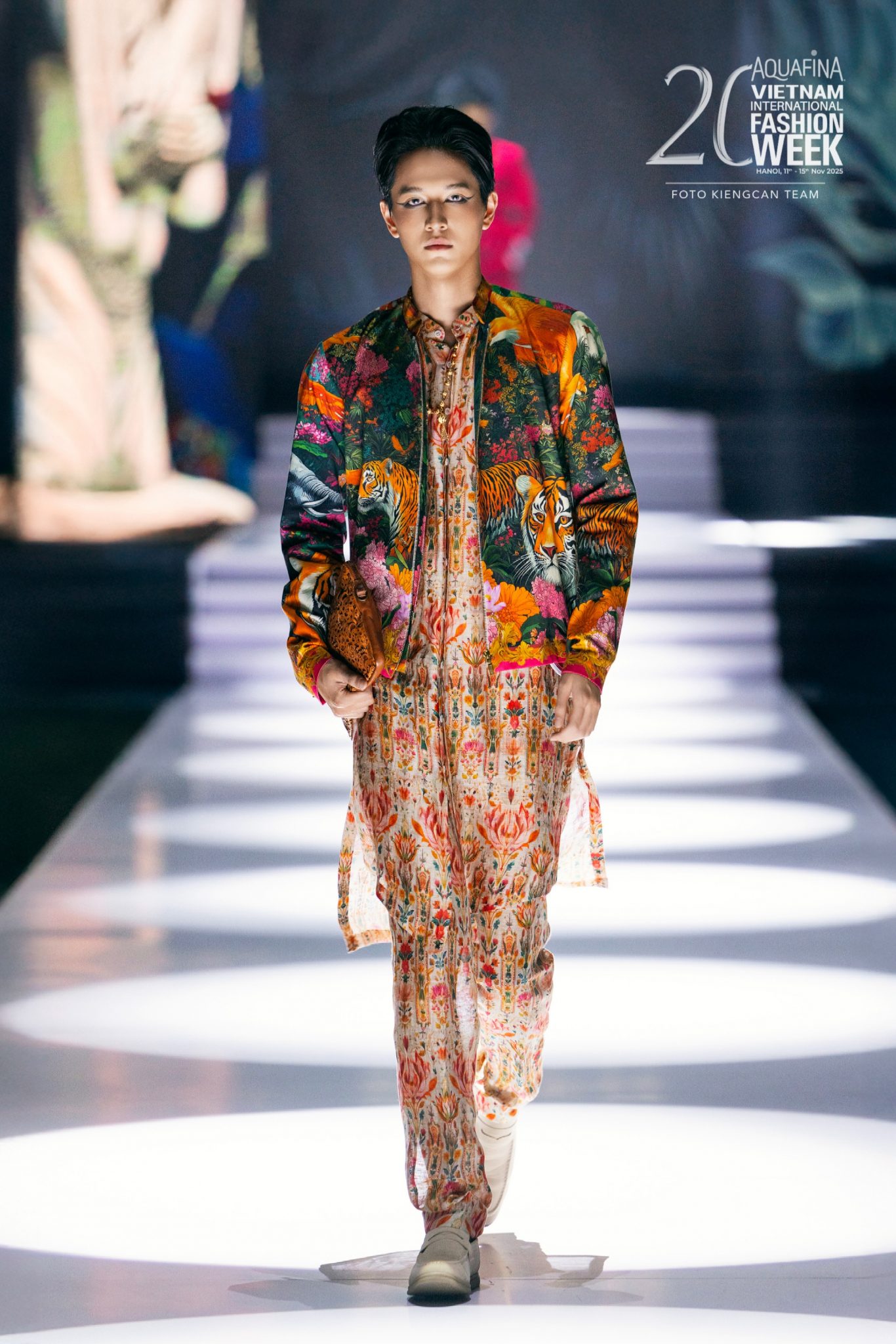 Model Trung Trần nổi bật qua bốn bộ sưu tập quốc tế tại AVIFW 2025 ...